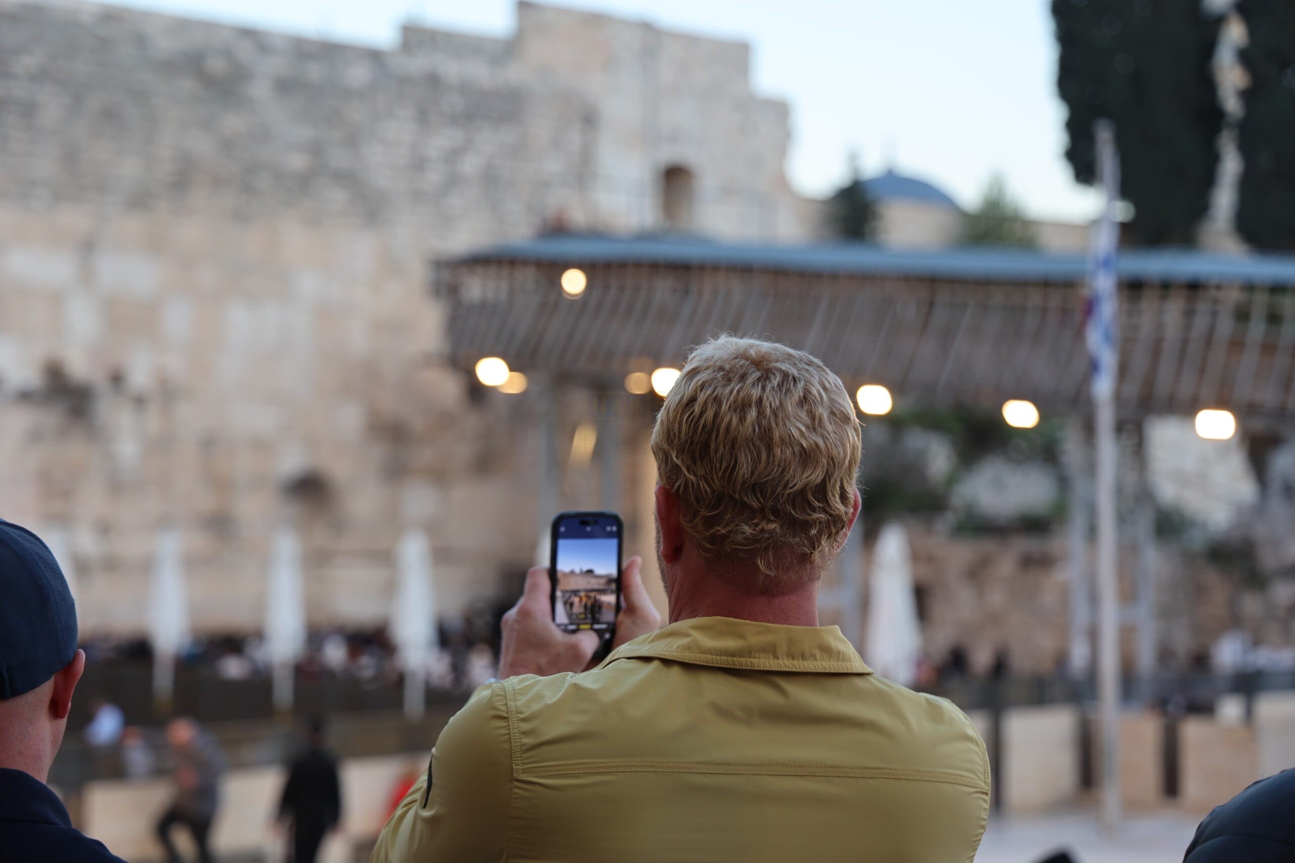 השחקן איאן זירינג בביקור בכותל - אישי ציבור - האתר הרשמי של הכותל המערבי